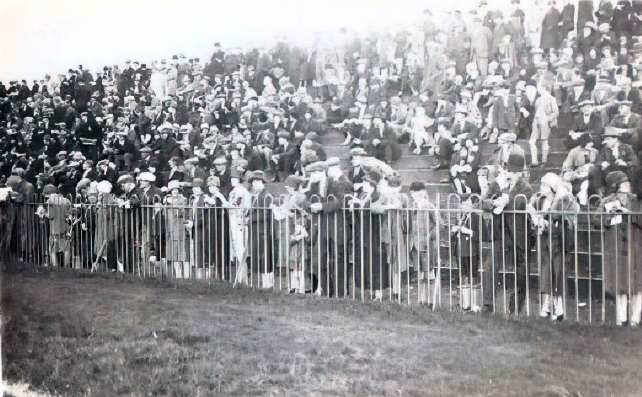1920s Crown Flatt crowd | Dewsbury Heroes